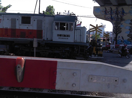 Fenomena : Kereta api Mondar-mandir di Perlintasan Kereta Api – Mercon ... Fenomena : Kereta api Mondar-mandir di Perlintasan Kereta Api – Mercon ...